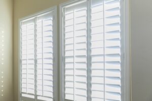 Center Tilt Vs Hidden Tilt Shutters-Plantation Shutters